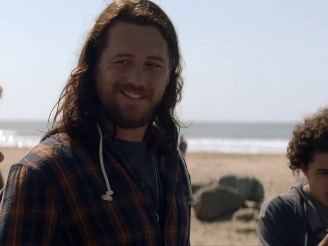 Animal Kingdom: Smurf Catches Baz And Julia Flirting - TV Guide